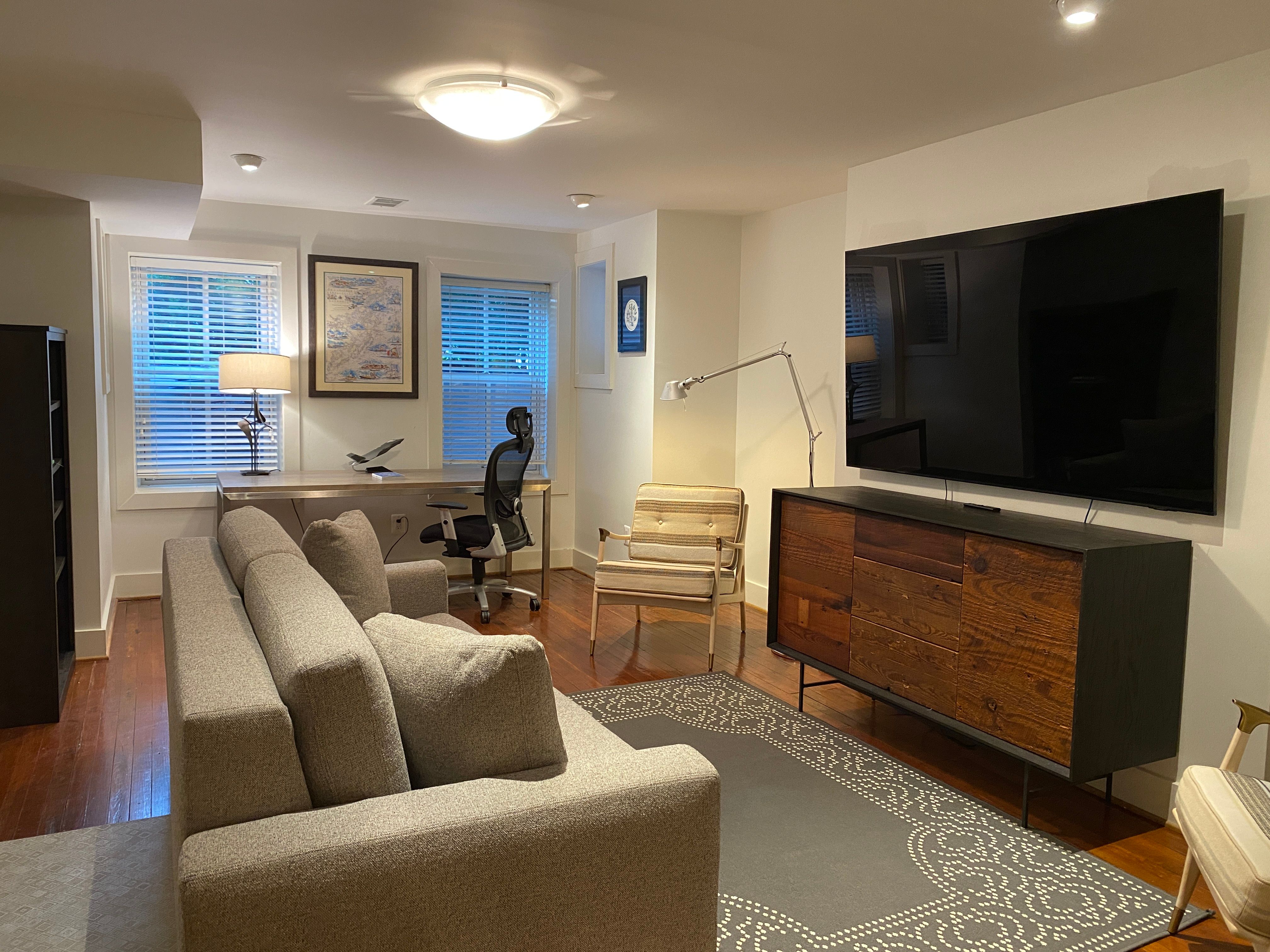 Embassy Row, Beautiful Apt in Townhome, Patio | Charlotte’s Web and LUXbnb