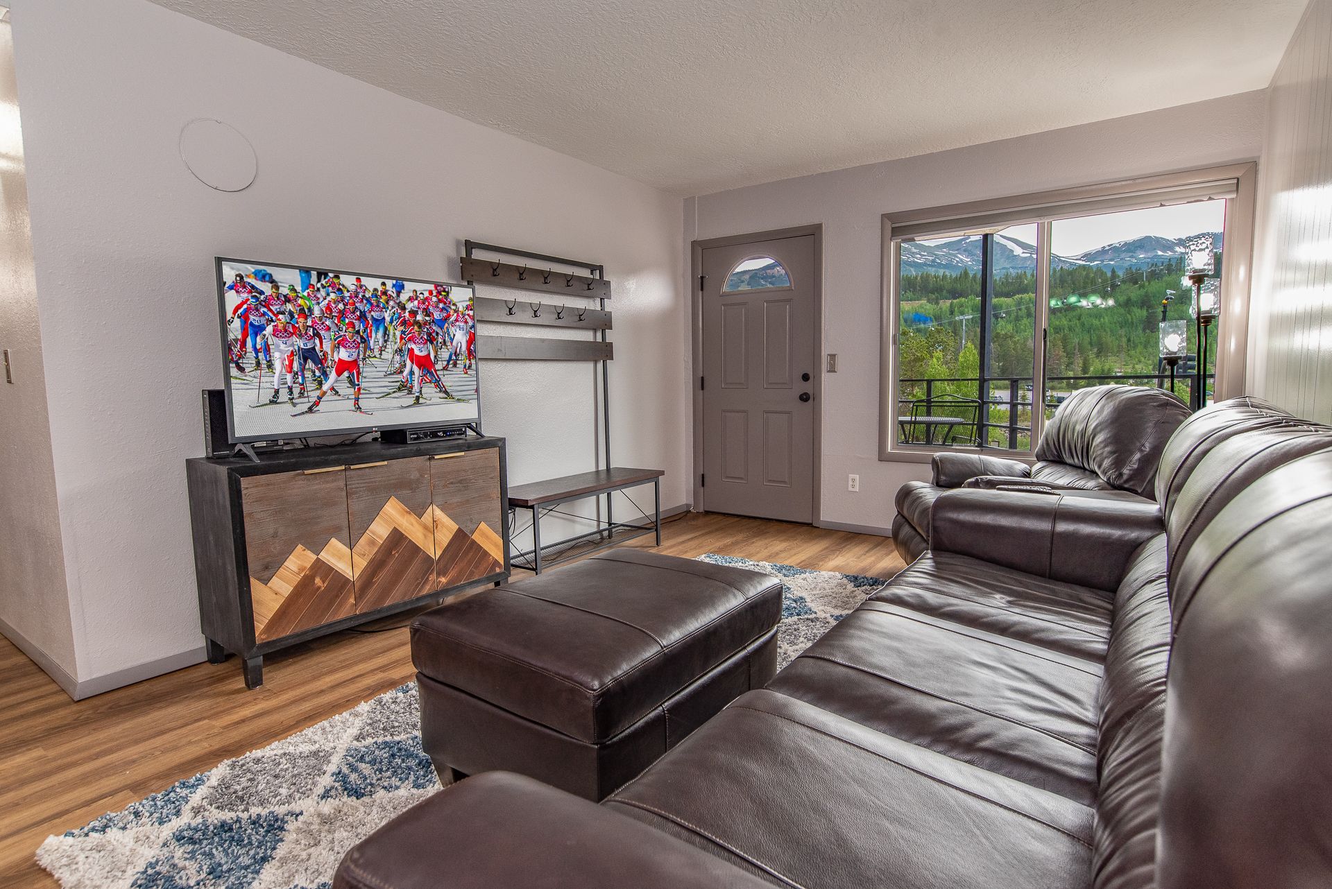 Gold Creek Condo: Downtown, Amazing Views | Summit Mountain Rentals