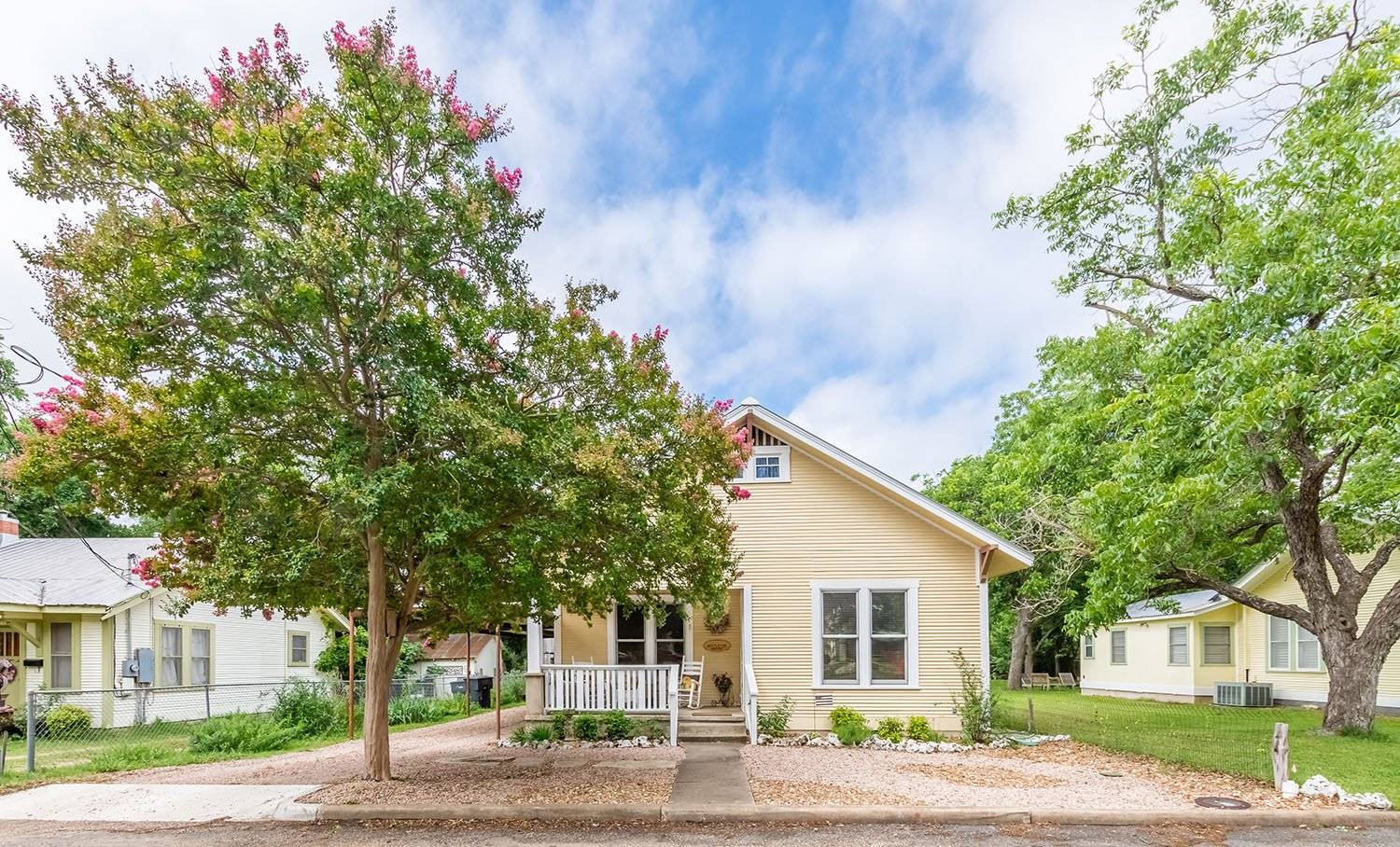 Mistletoe House | Fredericksburg Stays