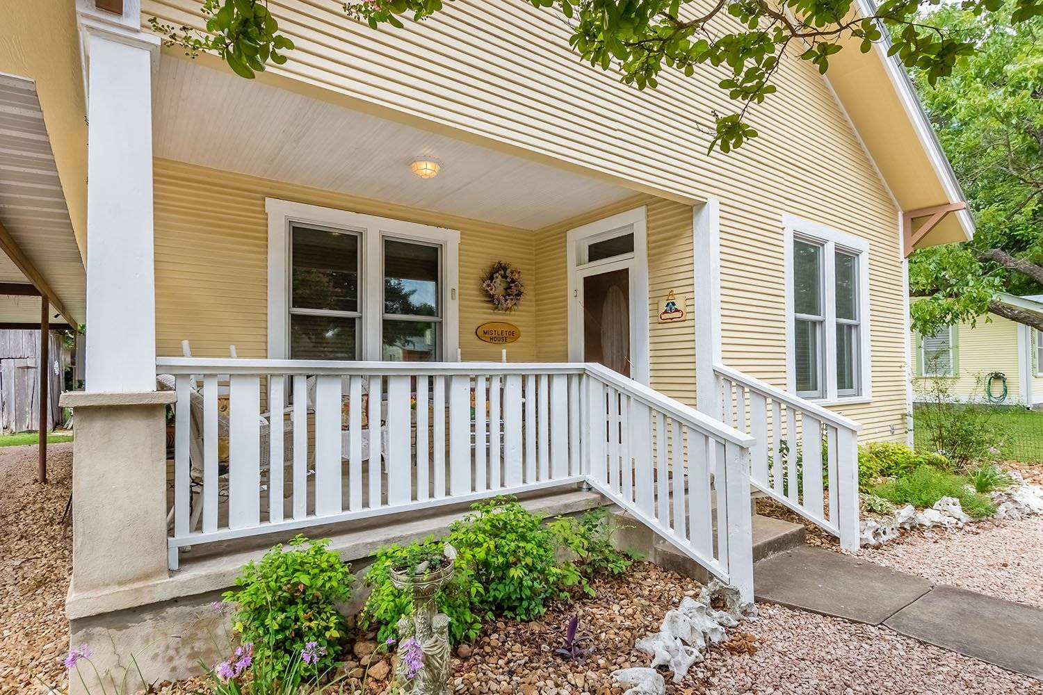 Mistletoe House | Fredericksburg Stays