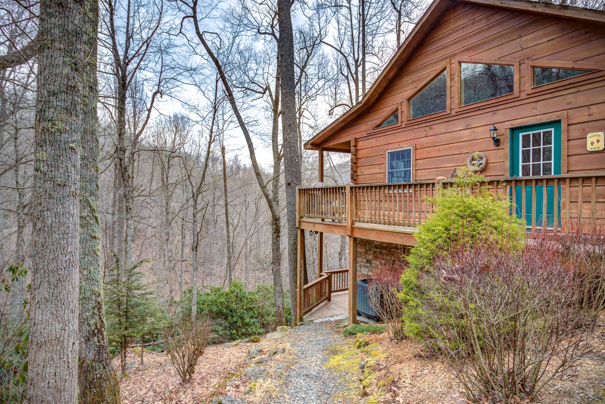 Arbor Den Log Cabin | Jenkins Rentals