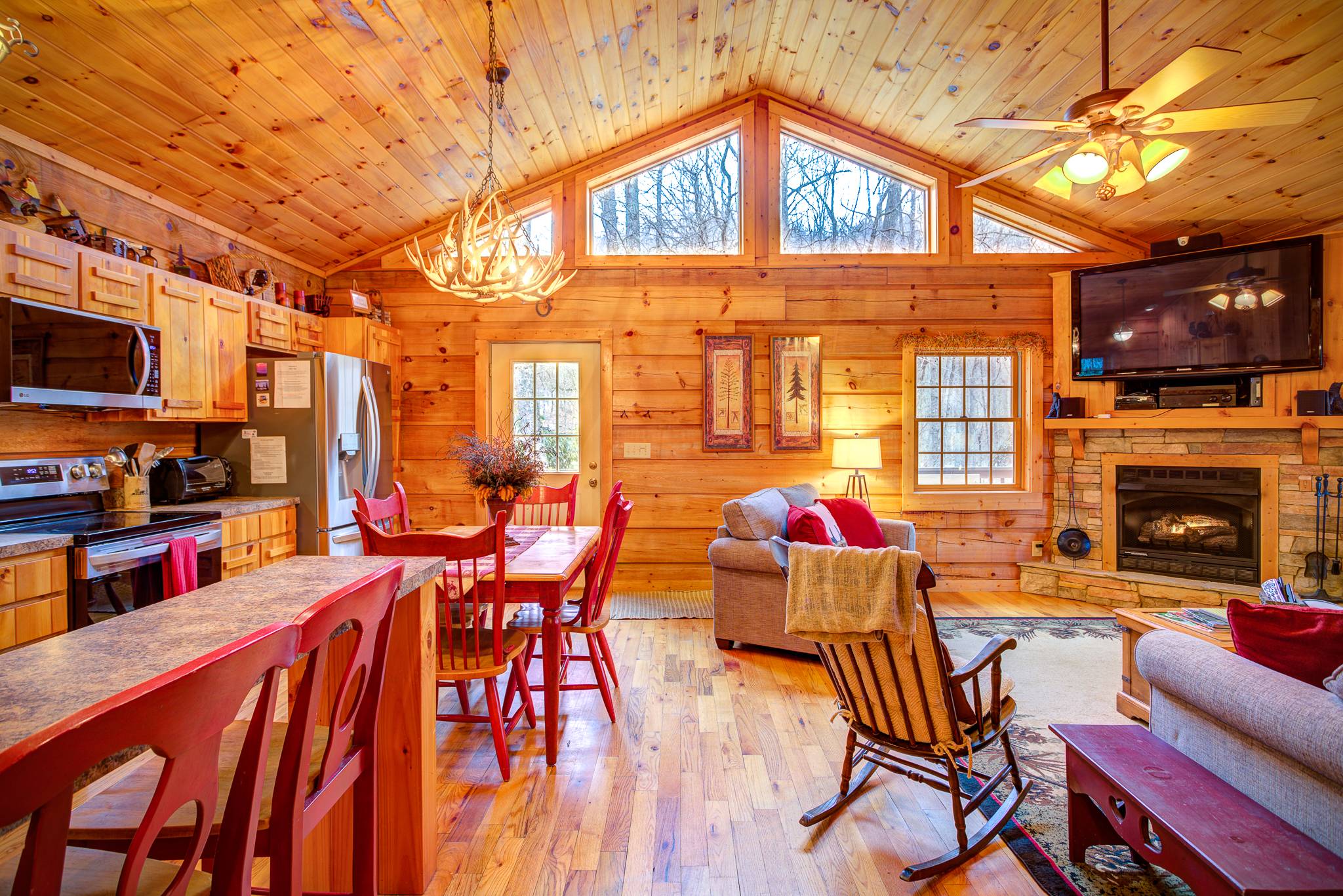 Arbor Den Log Cabin | Jenkins Rentals