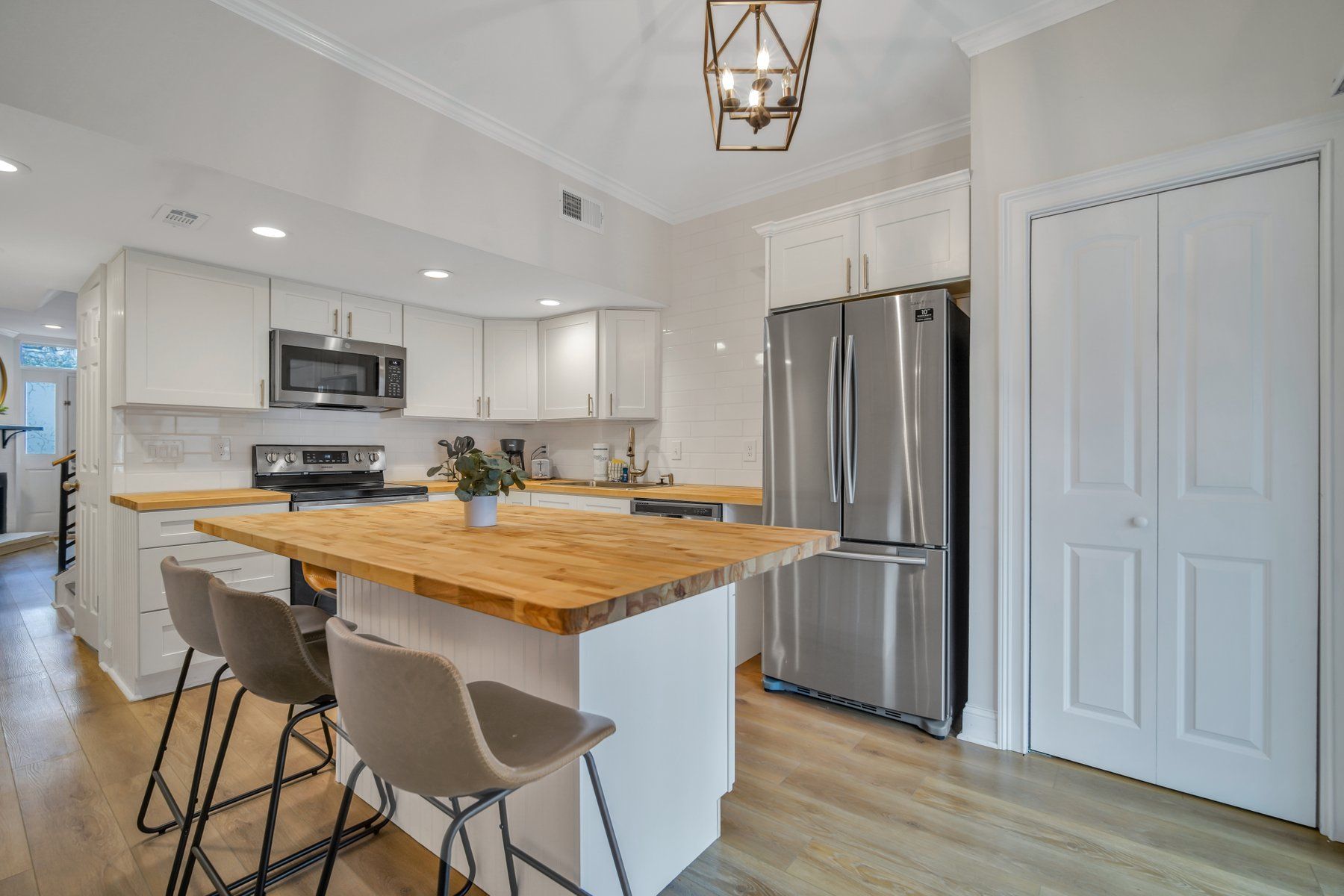 Lynwood Collection on Forsyth 3A | Savannah Rentals | Lucky Savannah